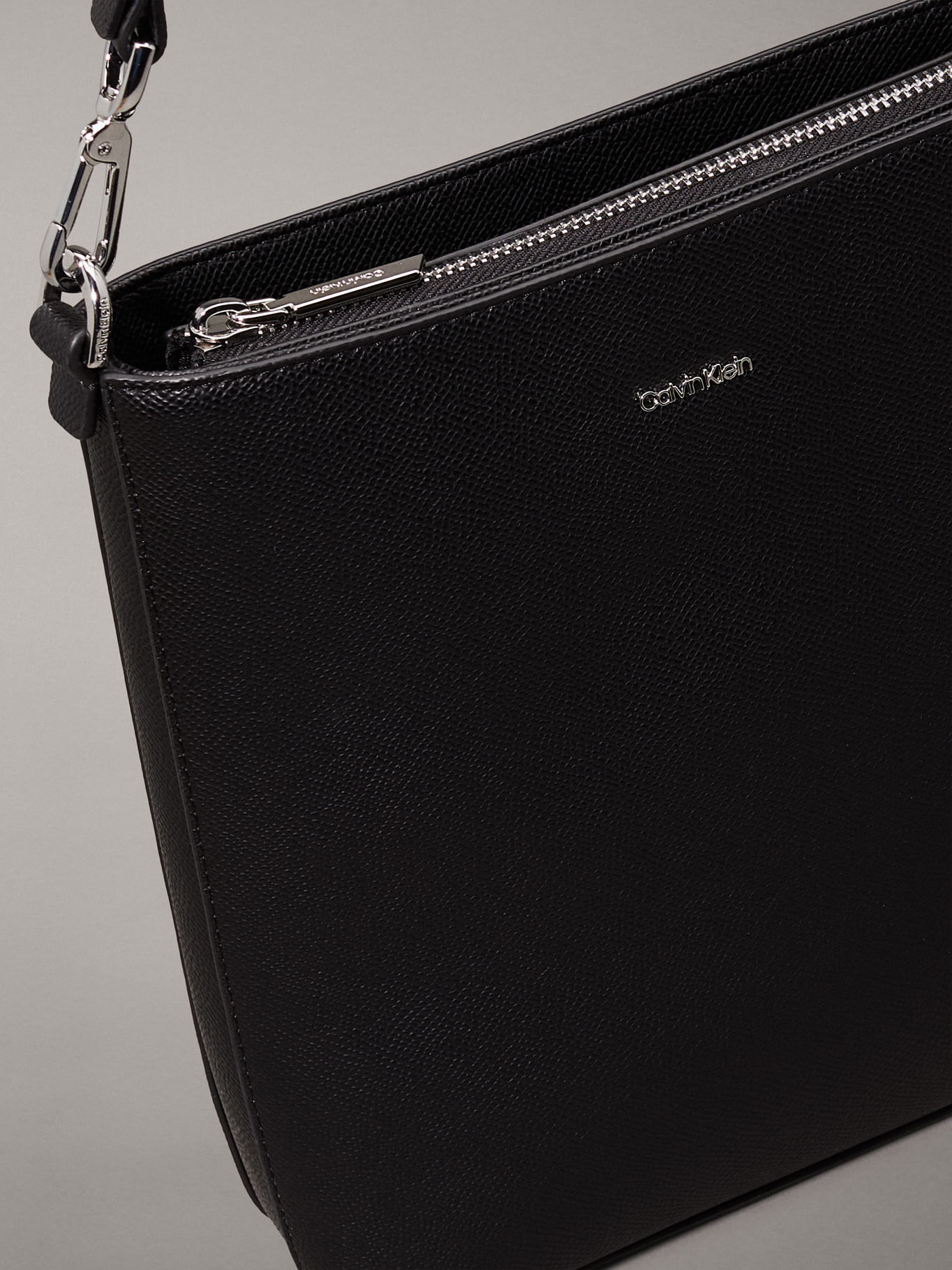 Cartera saco pequeña - Calvin Klein GT